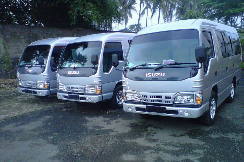 Bali Car Charter With Driver – Isuzu Elf